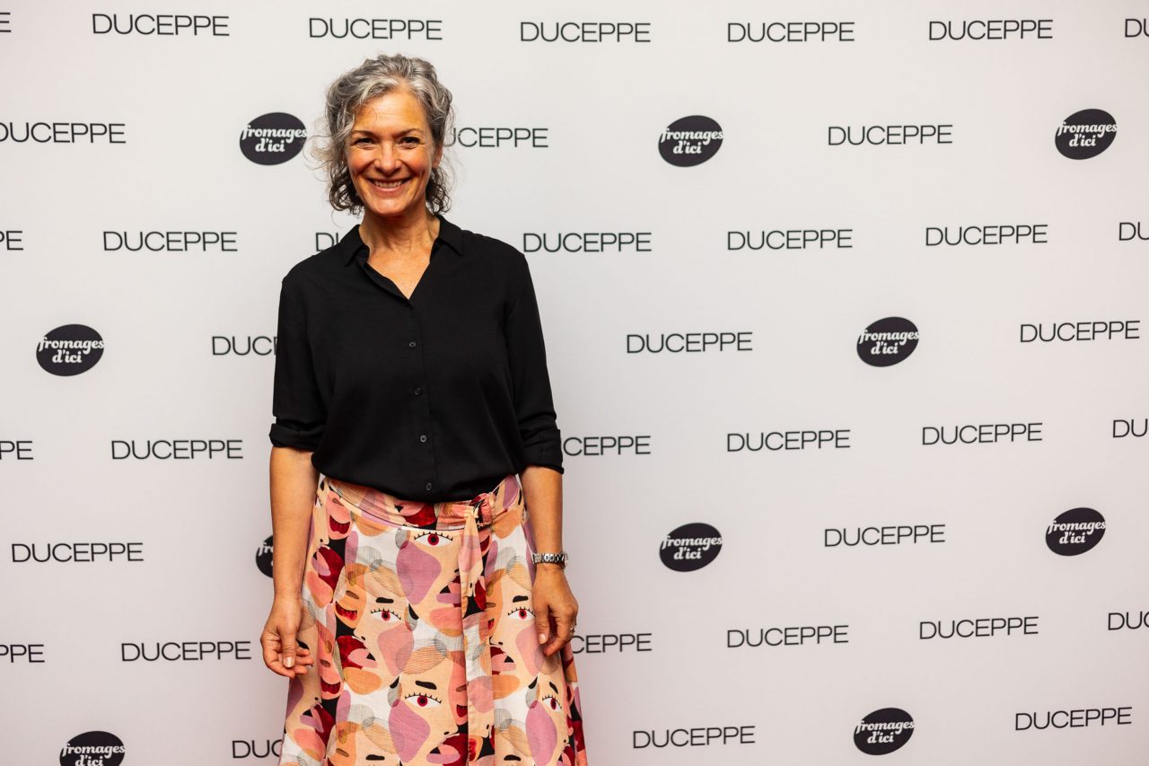 Tapis rouge bondé pour la première de la pièce Mama!