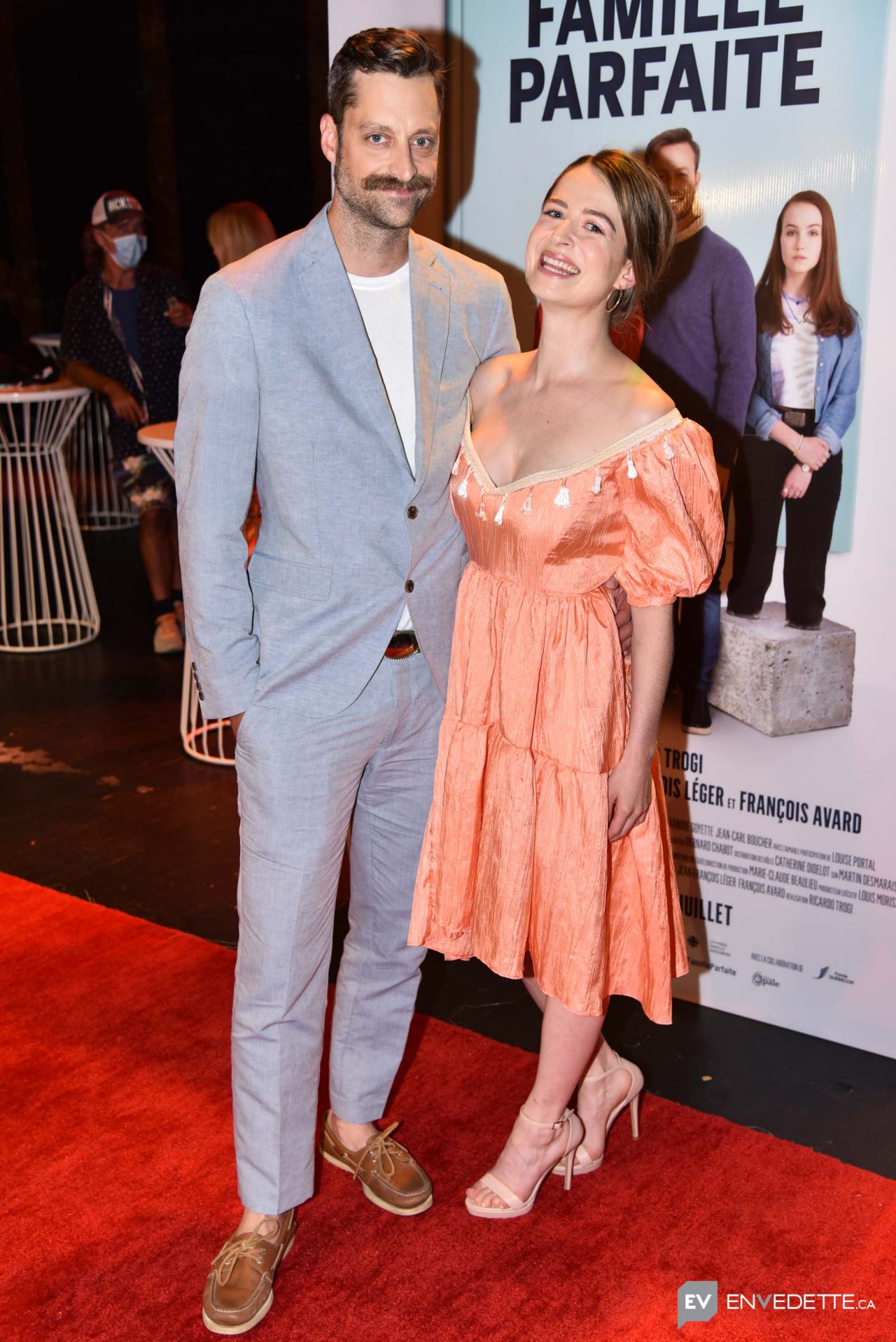 Une foule de vedettes sur le tapis rouge du film Le guide de la famille ...