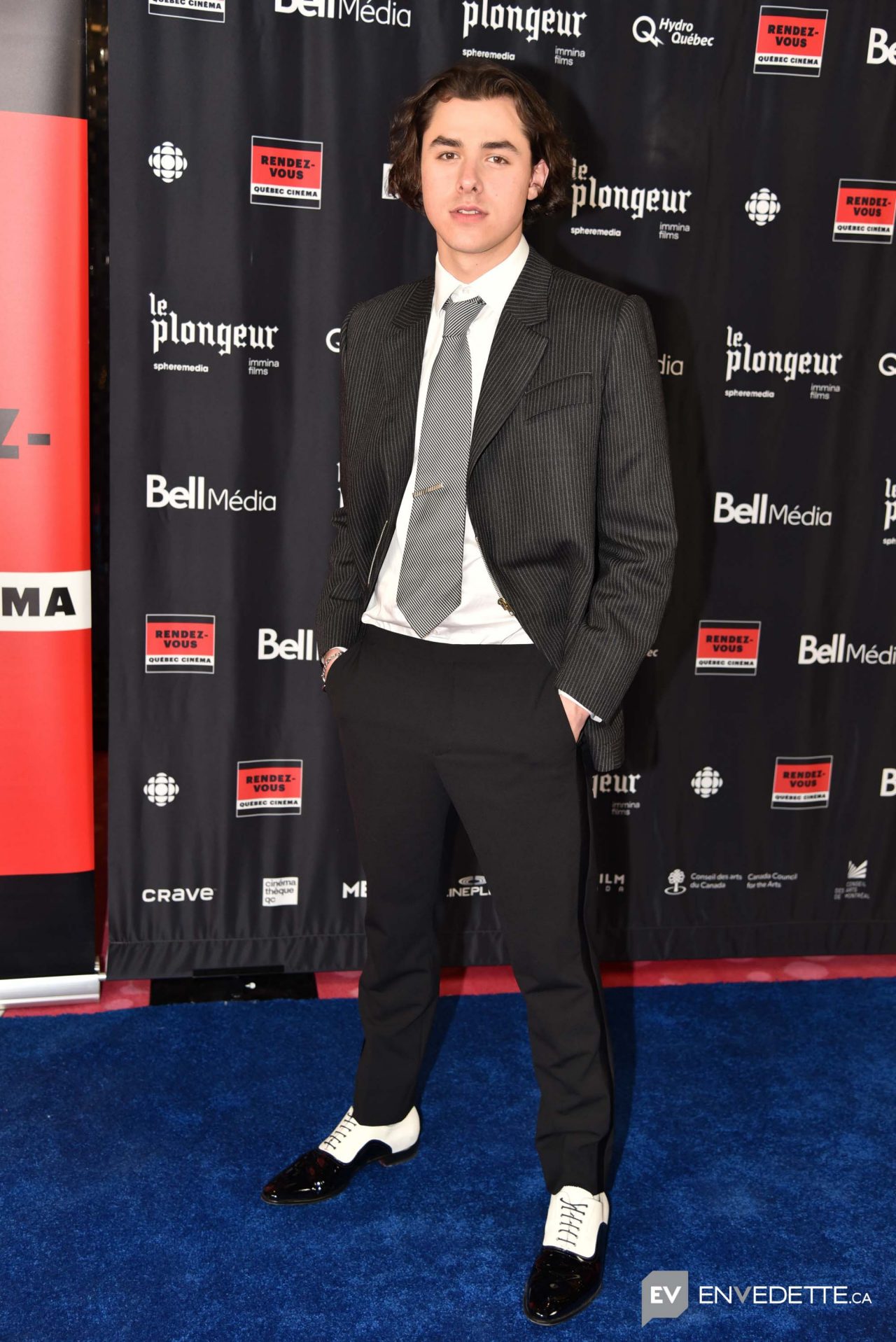 Un tapis rouge bondé d'artistes pour la première du film Le plongeur