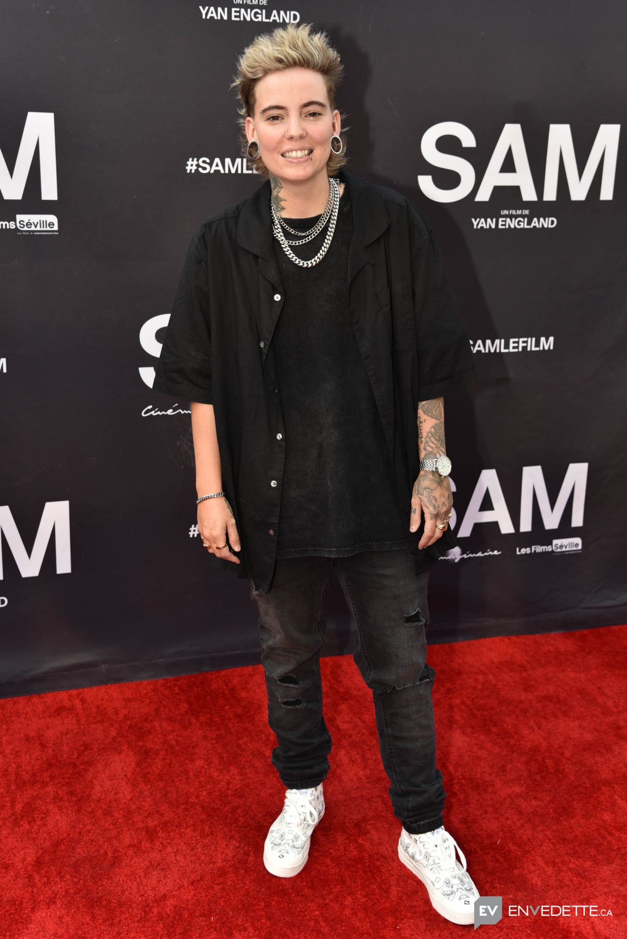 Une foule de vedettes sur le tapis rouge du film Sam de Yan England