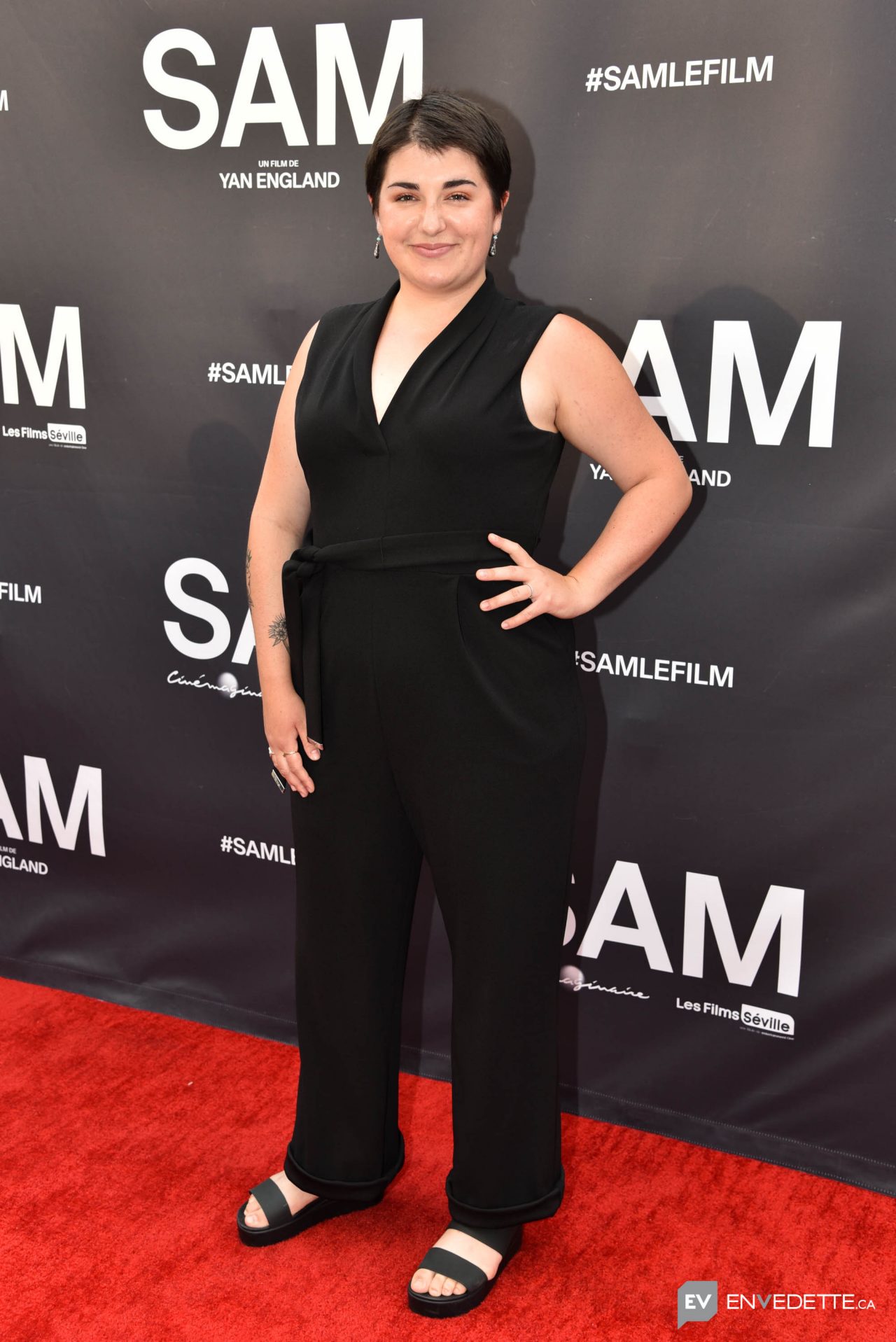 Une foule de vedettes sur le tapis rouge du film Sam de Yan England