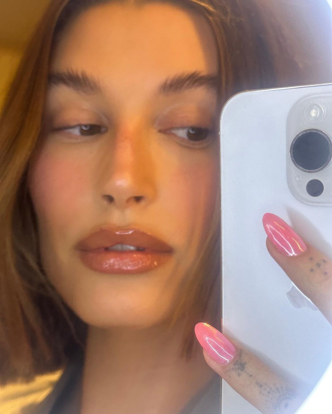 Hailey Bieber impose la nouvelle tendance manucure incontournable du ...