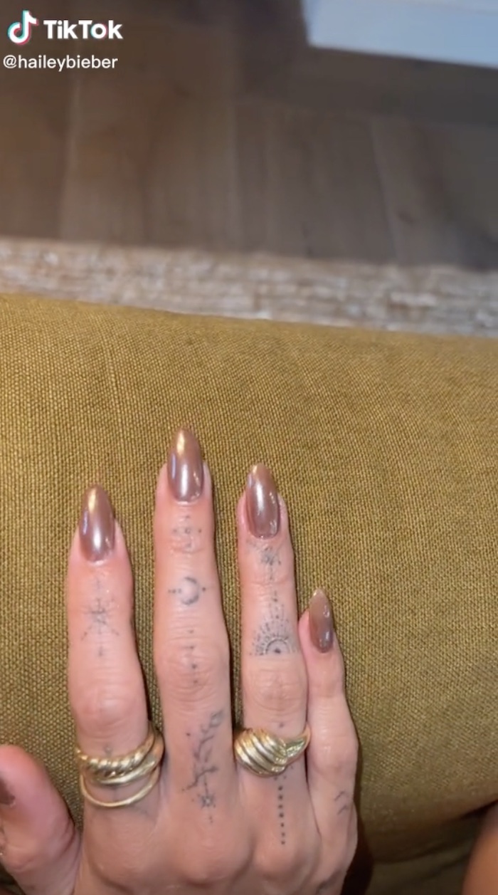 La dernière manucure d'Hailey Bieber sème la folie sur le Web