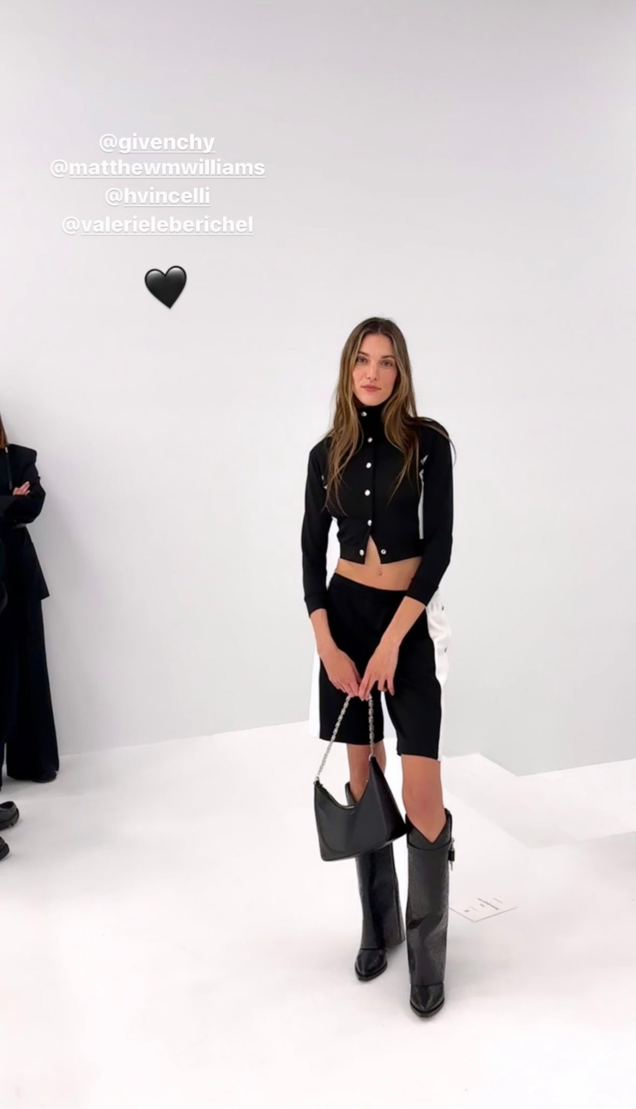 Bottes de cuir et nombril à l'air, Charlotte Cardin est à couper le souffle