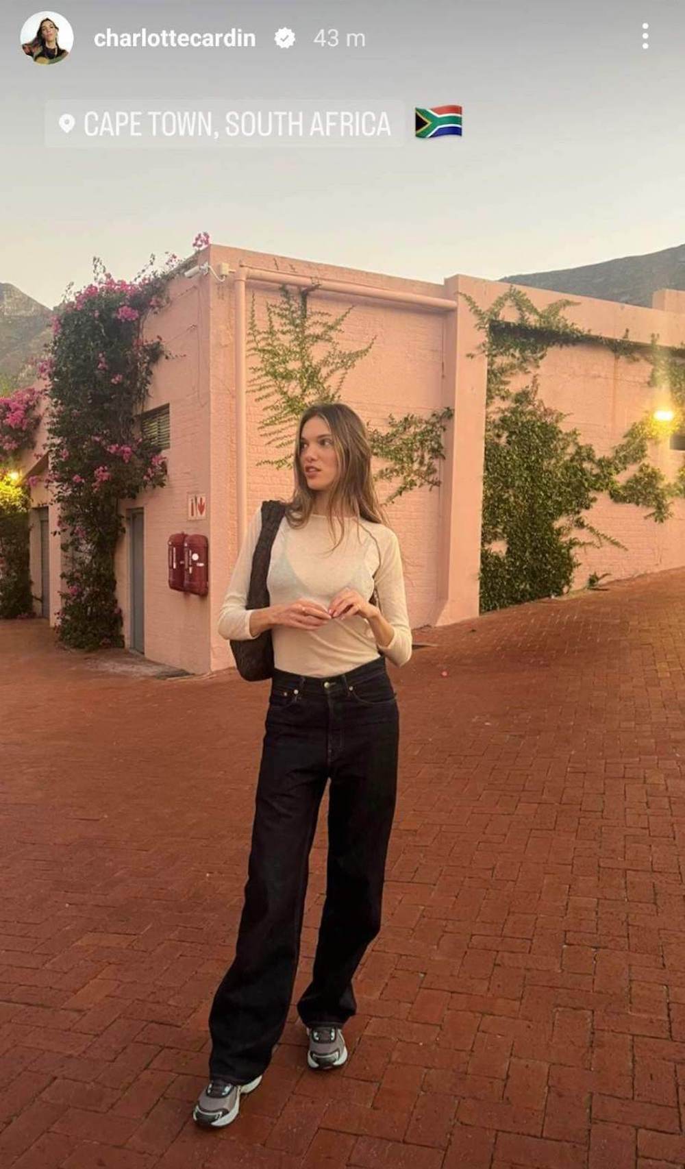 Charlotte Cardin renversante dans une robe totalement transparente