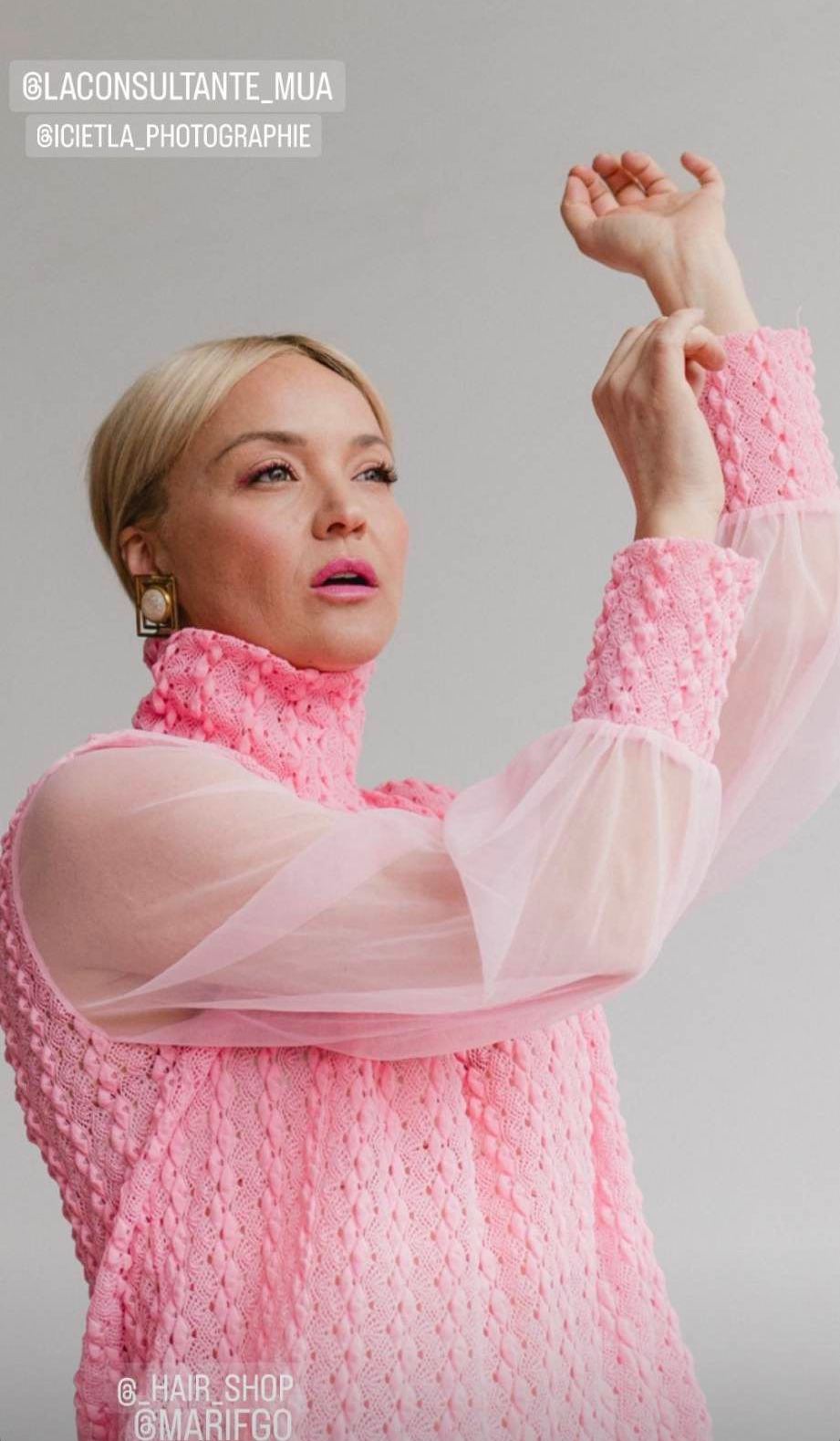 Julie Ringuette est à tomber par terre dans ce sublime look rose bonbon