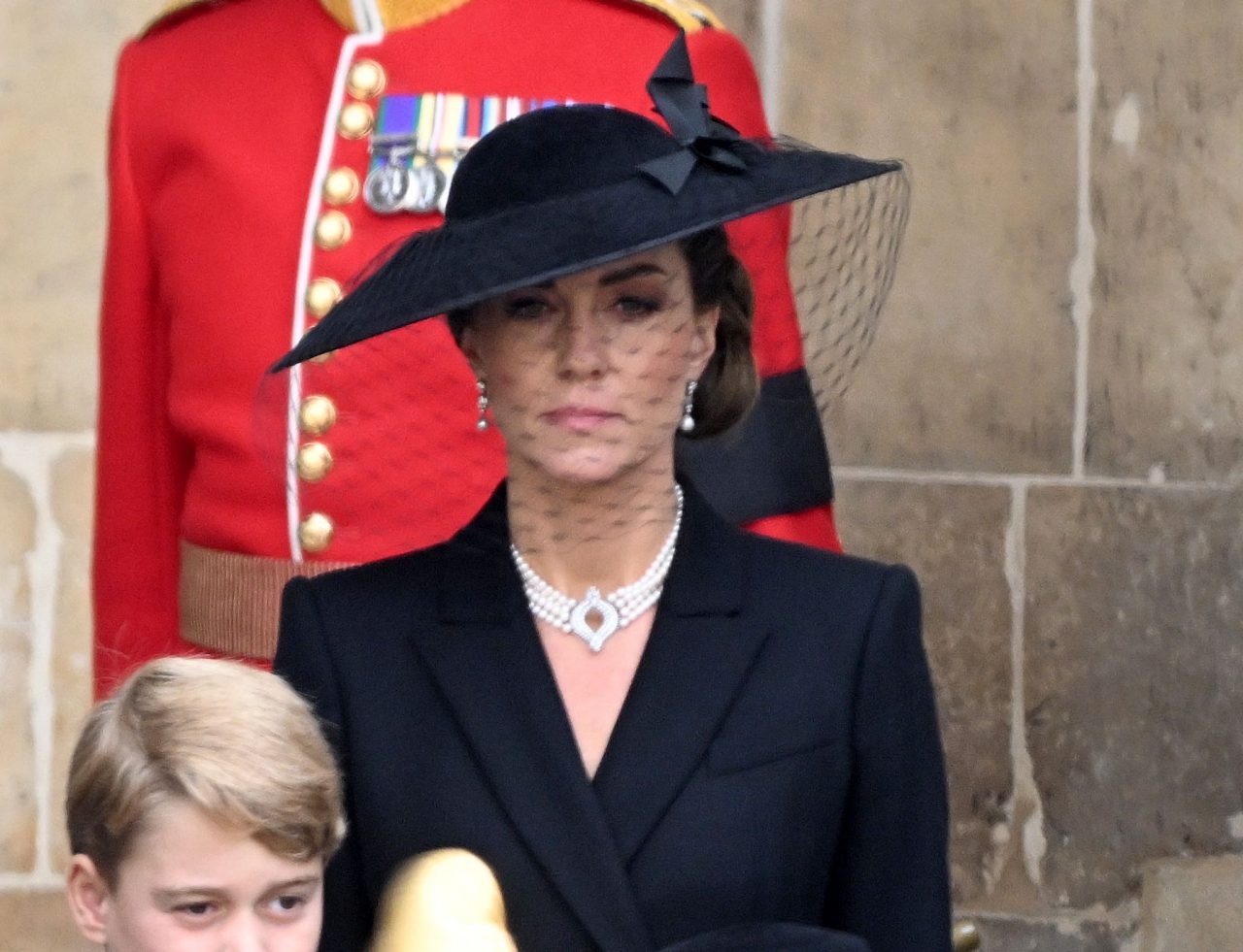 Kate Middleton a porté un collier fort significatif aux funérailles de ...