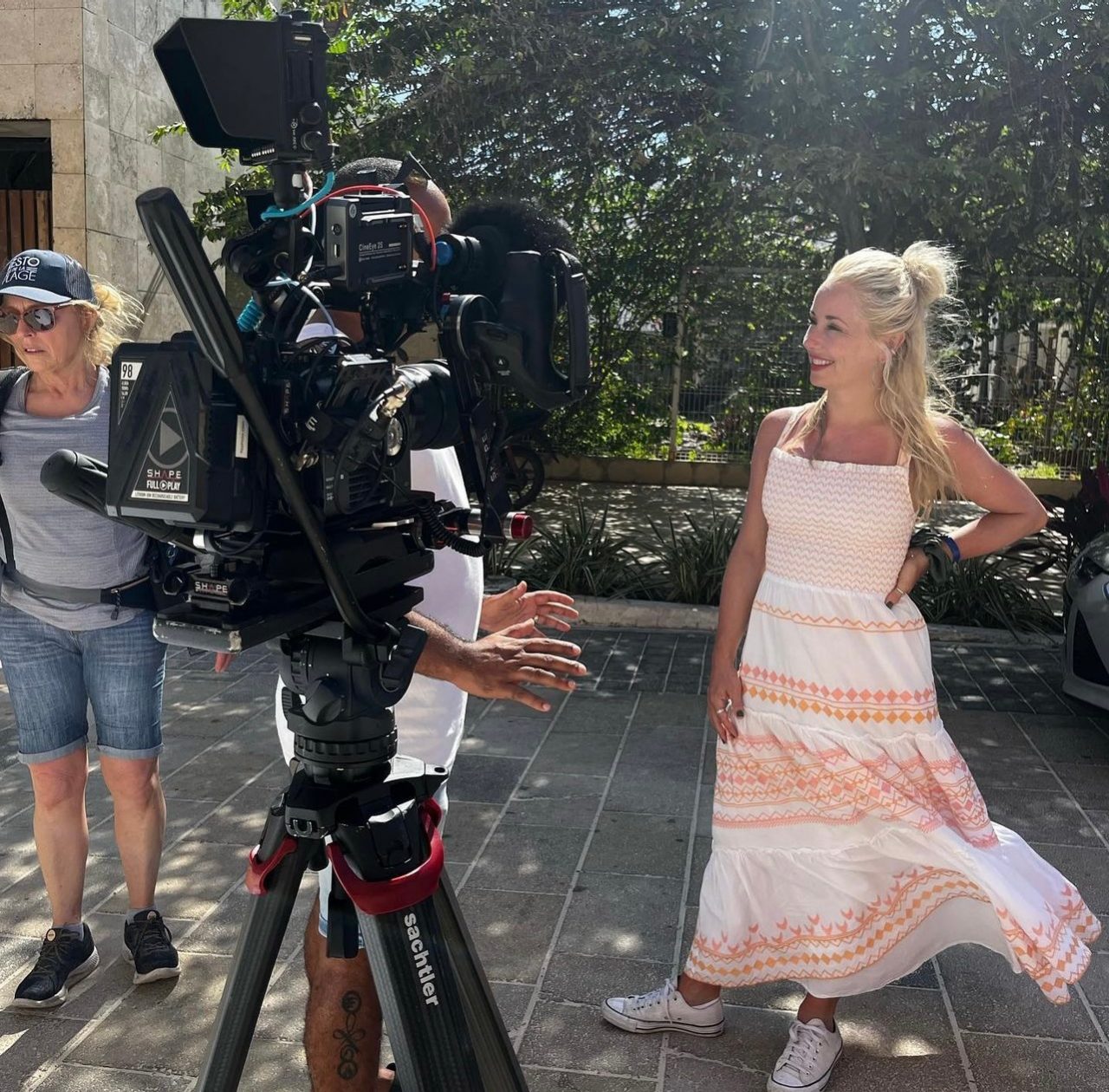 Mariloup Wolfe rayonne en petite robe soleil au Mexique