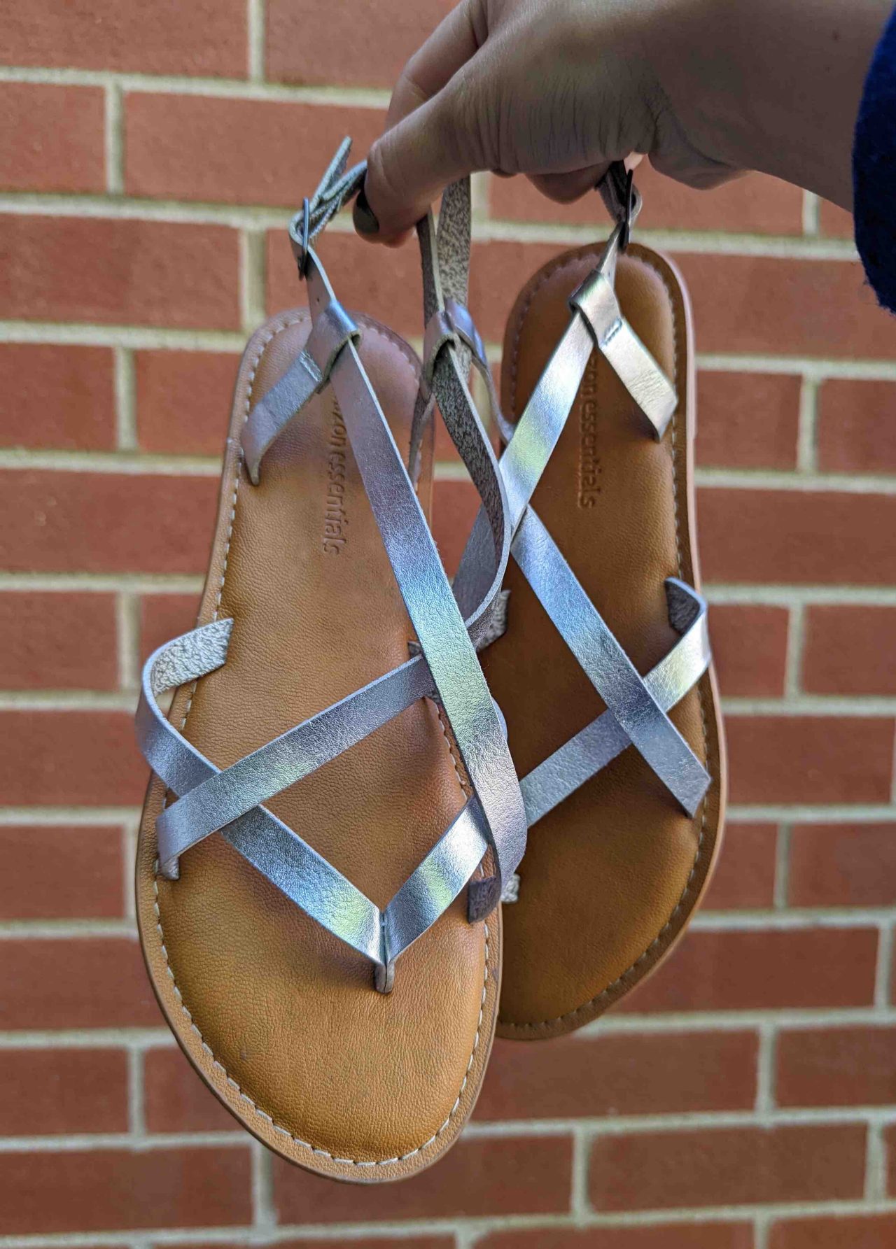 Ces sandales ultra abordables ont plus de 2500 avis positifs sur Amazon ...