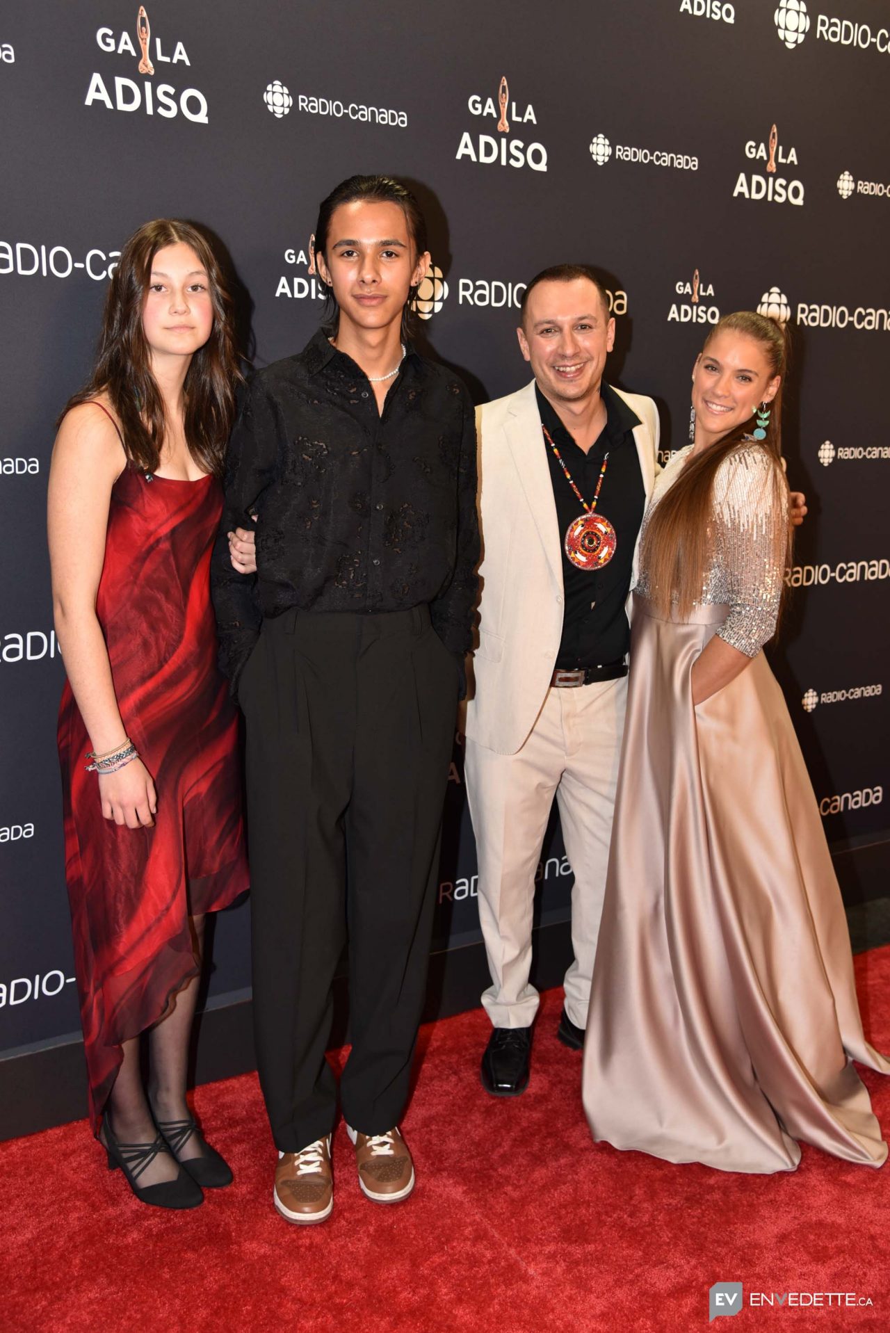 ADISQ 2022: Voyez les plus beaux couples sur le tapis rouge!