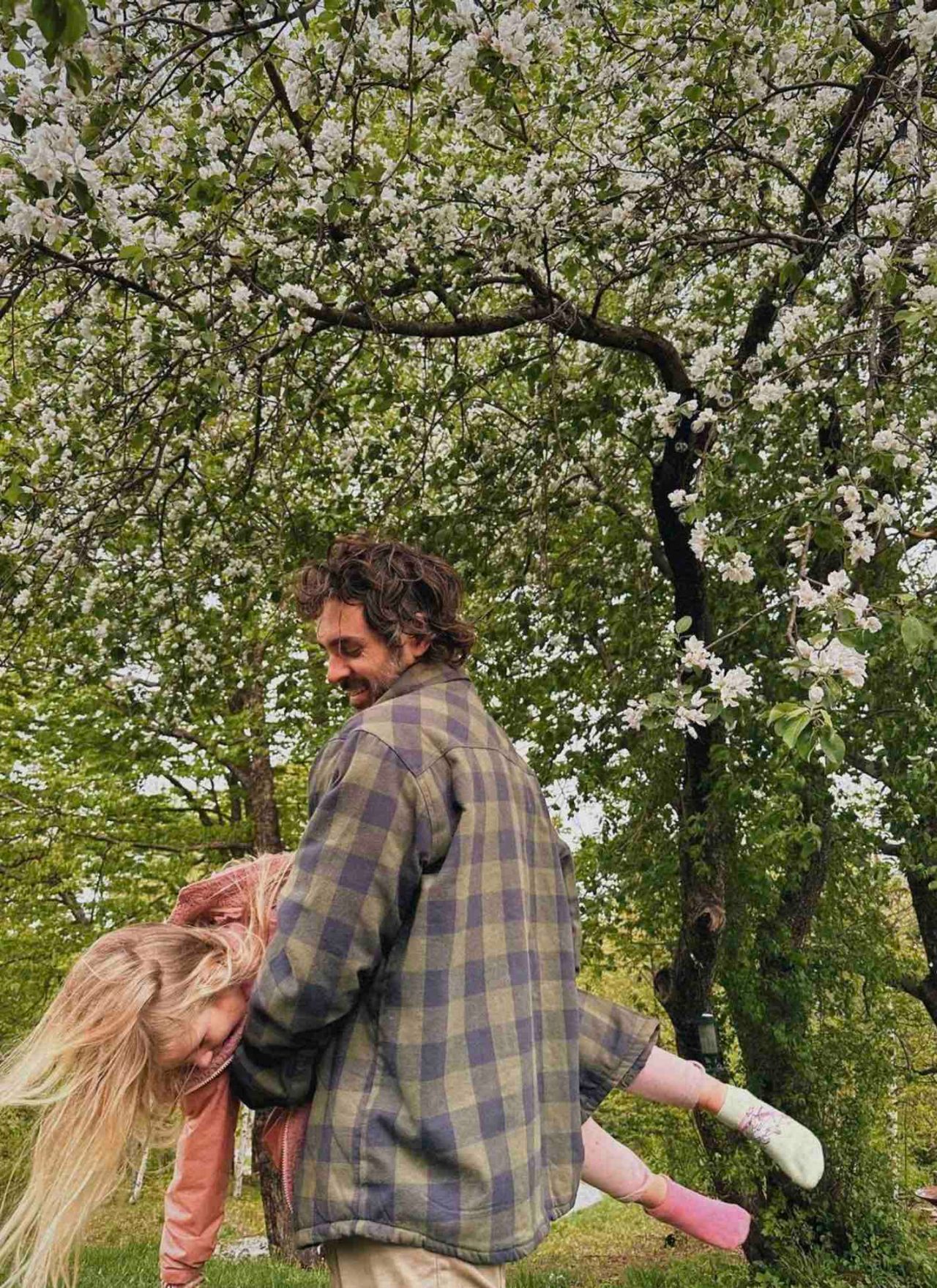 Alex Nevsky et sa fille Claire s'éclatent sous les pommiers en fleurs