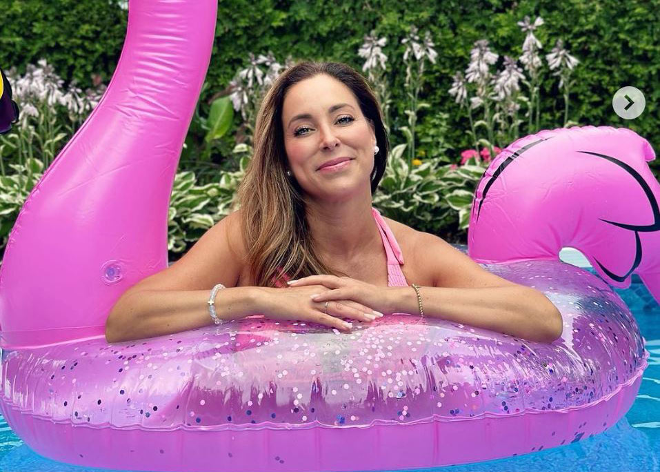 Anick Dumontet épate la galerie en bikini dans le décor enchanteur de ...