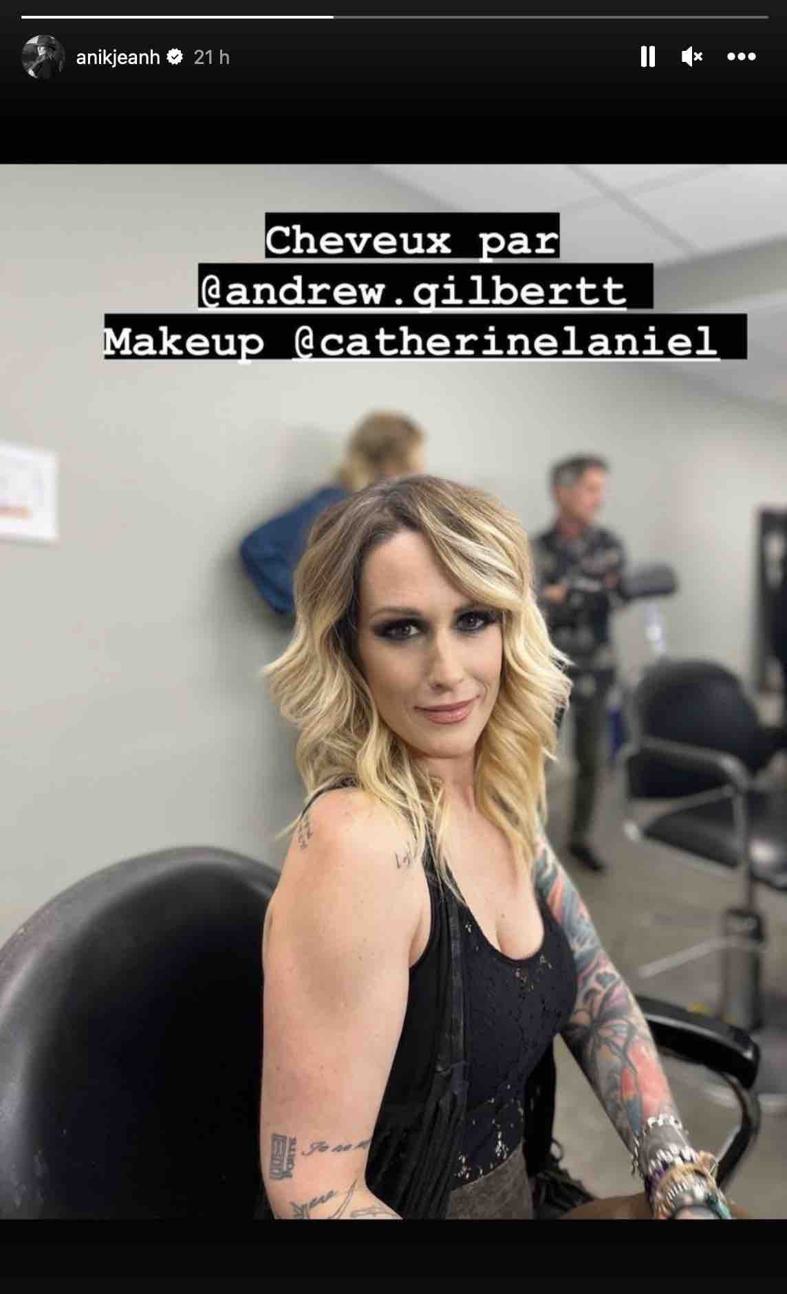 Anik Jean renversante dans une camisole en dentelle sur le plateau d'En ...