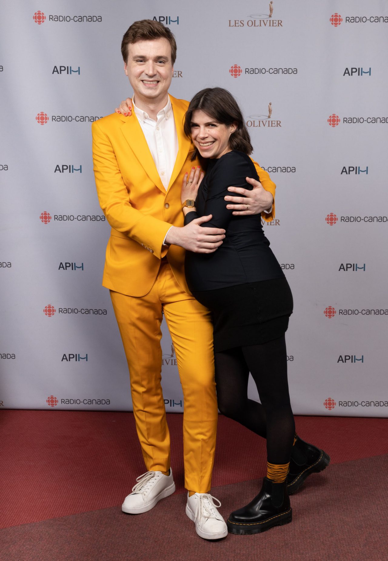 Arnaud Soly: Découvrez l'adorable baby bump de son amoureuse sur le tapis rouge des Olivier 2022!