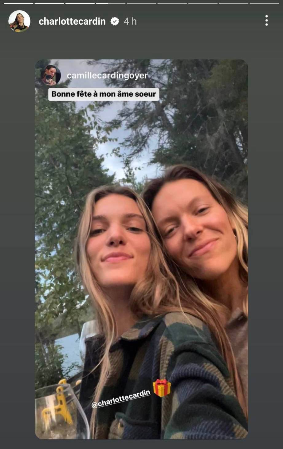 Charlotte Cardin dévoile une photo en peignoir et lunettes fumées pour ...