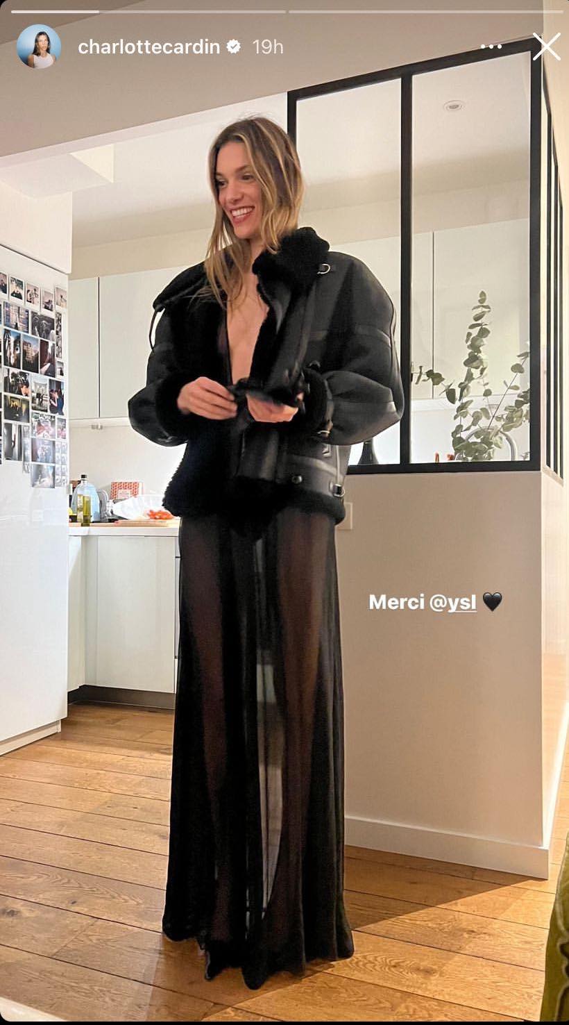 Charlotte Cardin dévoile sa poitrine dans une robe affriolante