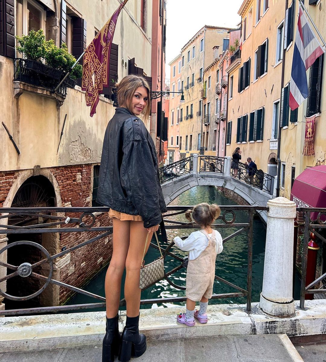 Elisabeth Rioux dévoile ses jambes infinies en talons hauts à Venise