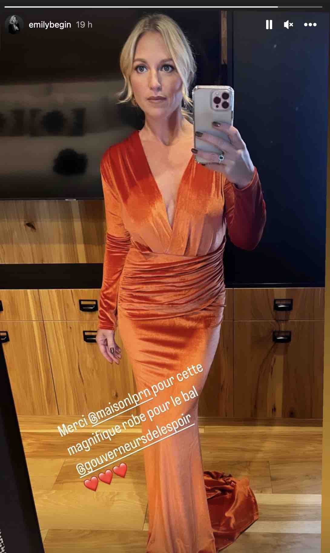 Émily Bégin est fabuleuse dans cette robe de velours au décolleté plongeant