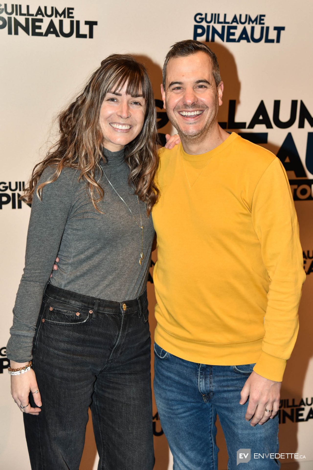 Une foule de vedettes défile sur le tapis rouge de la première de ...