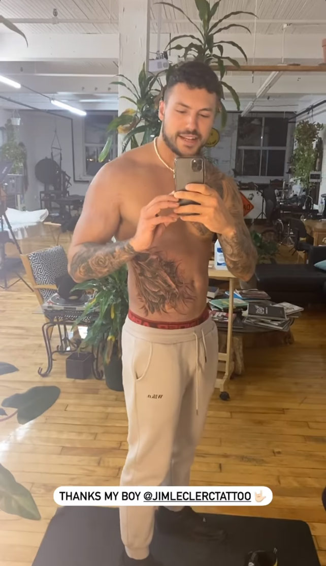 Fred d'OD dans l'Ouest s'est fait tatouer un IMMENSE aigle sur le ventre!