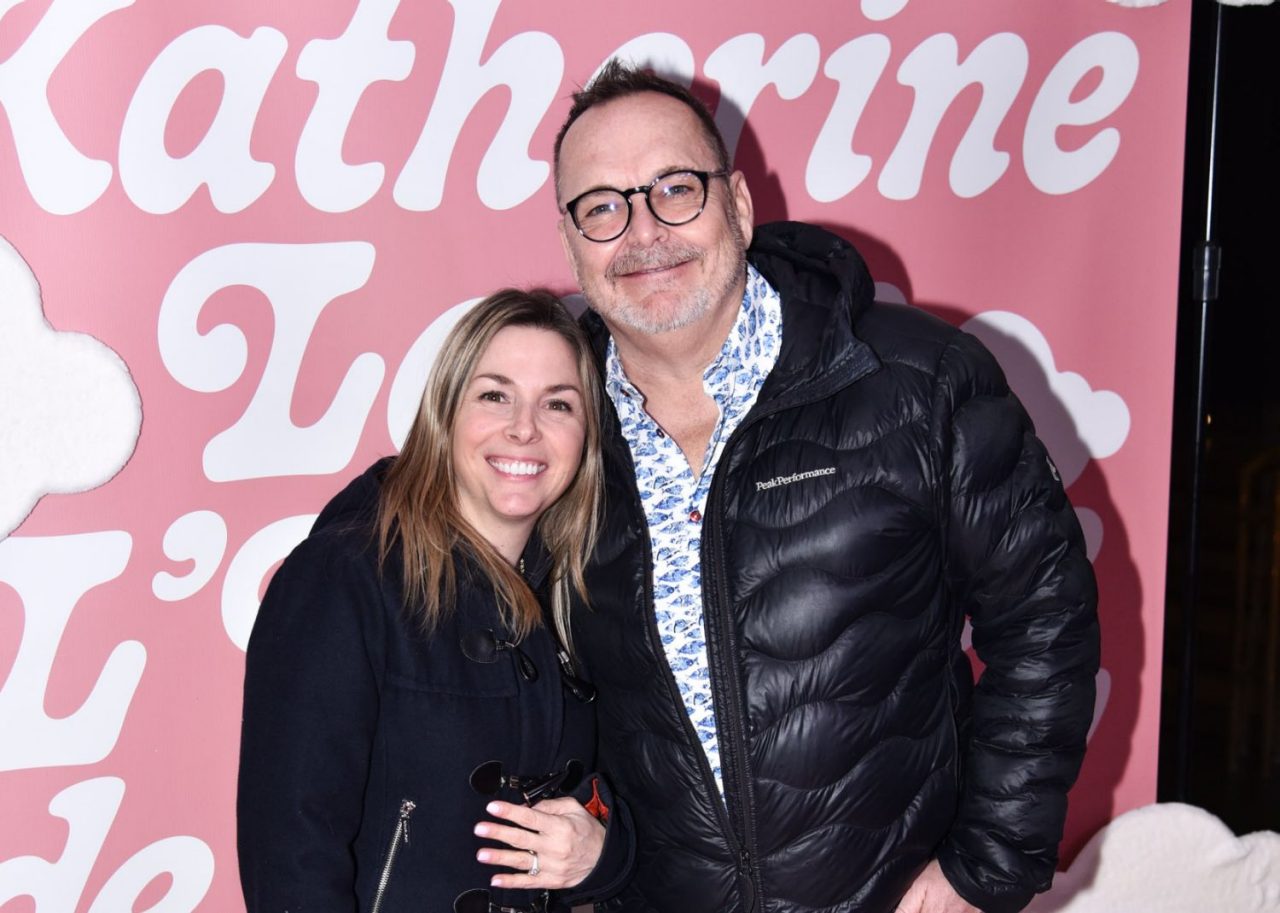 Jean-Michel Anctil et son amoureuse posent main dans la main et on craque