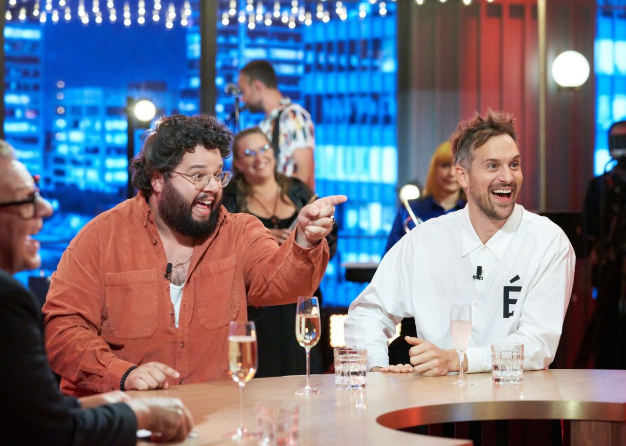 Jean-Philippe Perras porte la «robe» de Maripier et ça lui va comme un gant