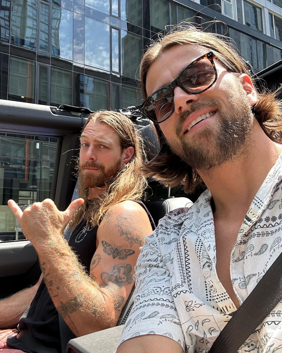 Jonathan Roy brille sur cette photo ensoleillée en décapotable