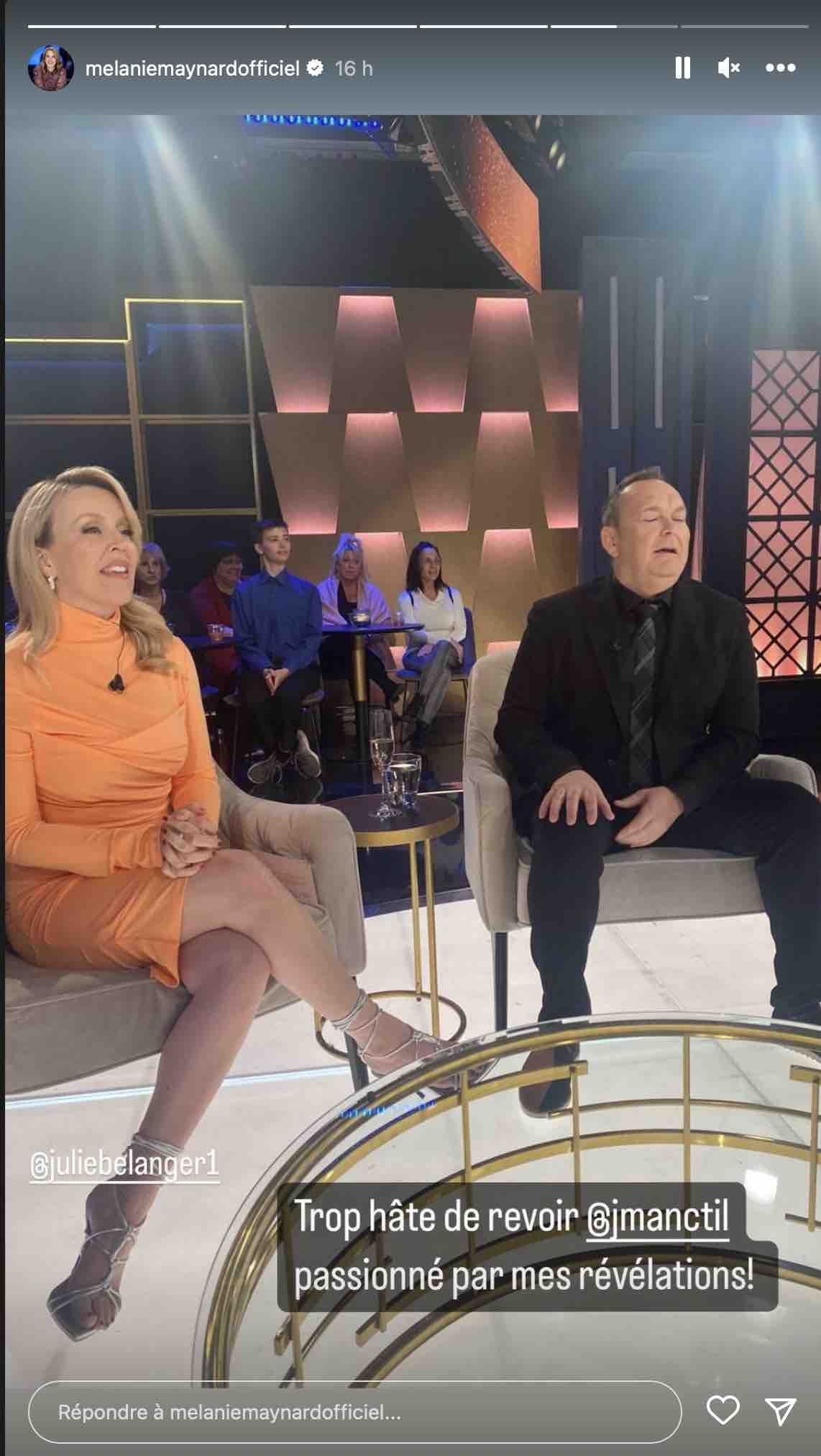 Voyez comme Julie Bélanger est fabuleuse en robe drapée orange