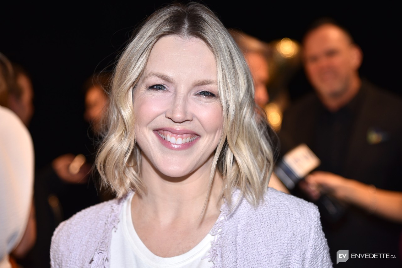 Julie Bélanger porte une jupe de cuir verni ultra moulante et elle est ...