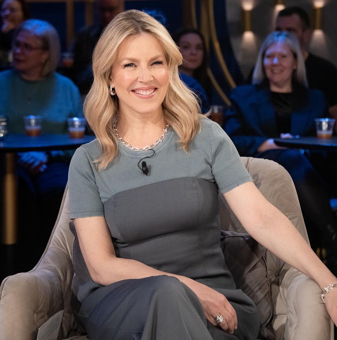 50 nuances de gris: Julie Bélanger épate avec ce corset flatteur