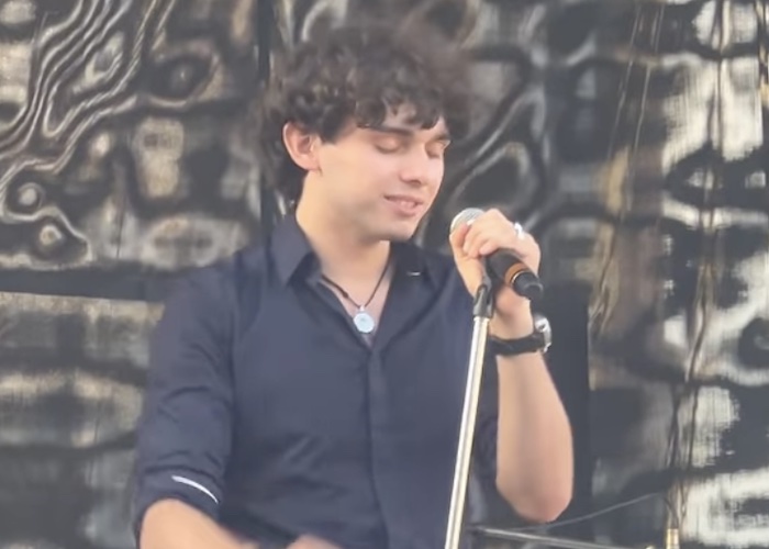 Le fils de Marina Orsini et Serge Postigo nous présente son amoureuse