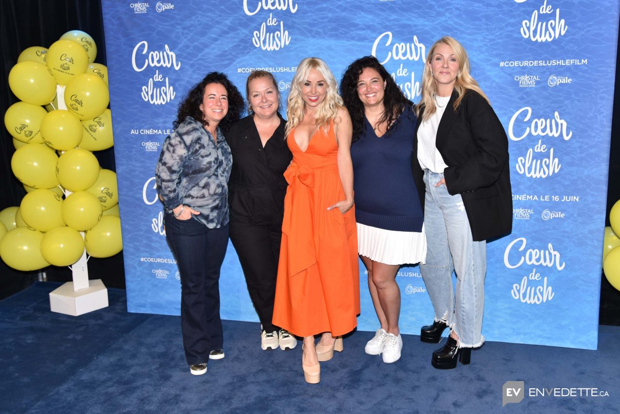 Mariloup Wolfe pose avec ses grands garçons sur le tapis rouge