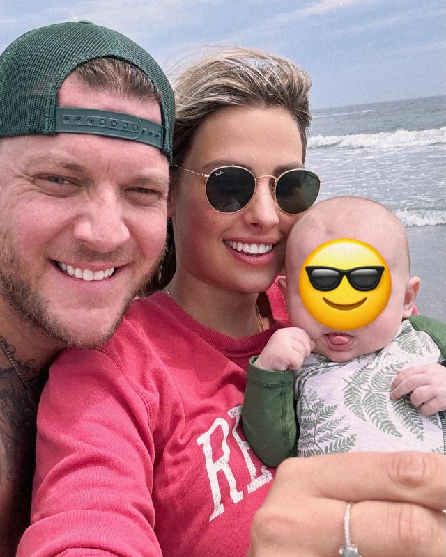 Mathieu Baron: son poupon fait une grimace à la caméra et c’est adorable