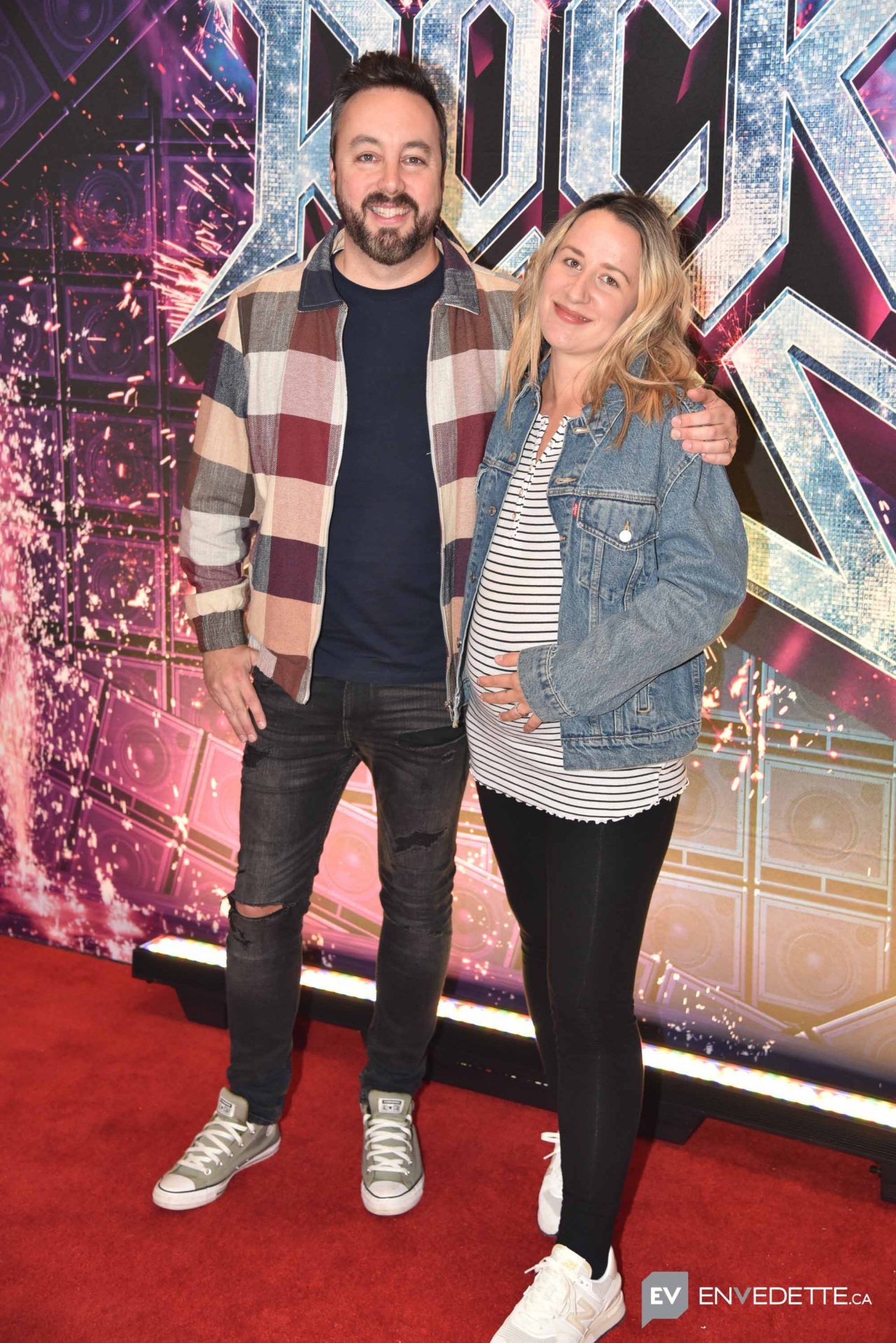 Mathieu Gratton: sa fiancée révèle son baby bump sur le tapis rouge!