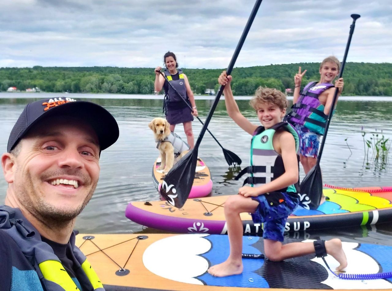 Patrice Bélanger: Une photo remplie d'amour avec ses jumeaux et son amoureuse!