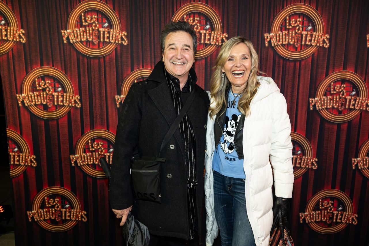 René Simard prend la pose entouré de sa belle famille, voici pourquoi