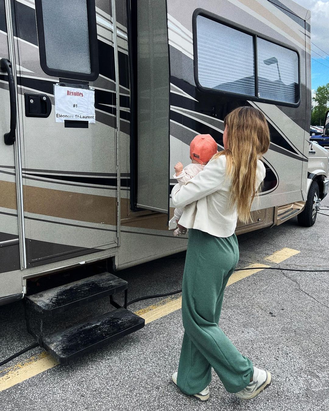 Sarah-Jeanne Labrosse: une mignonne photo de conciliation travail-famille