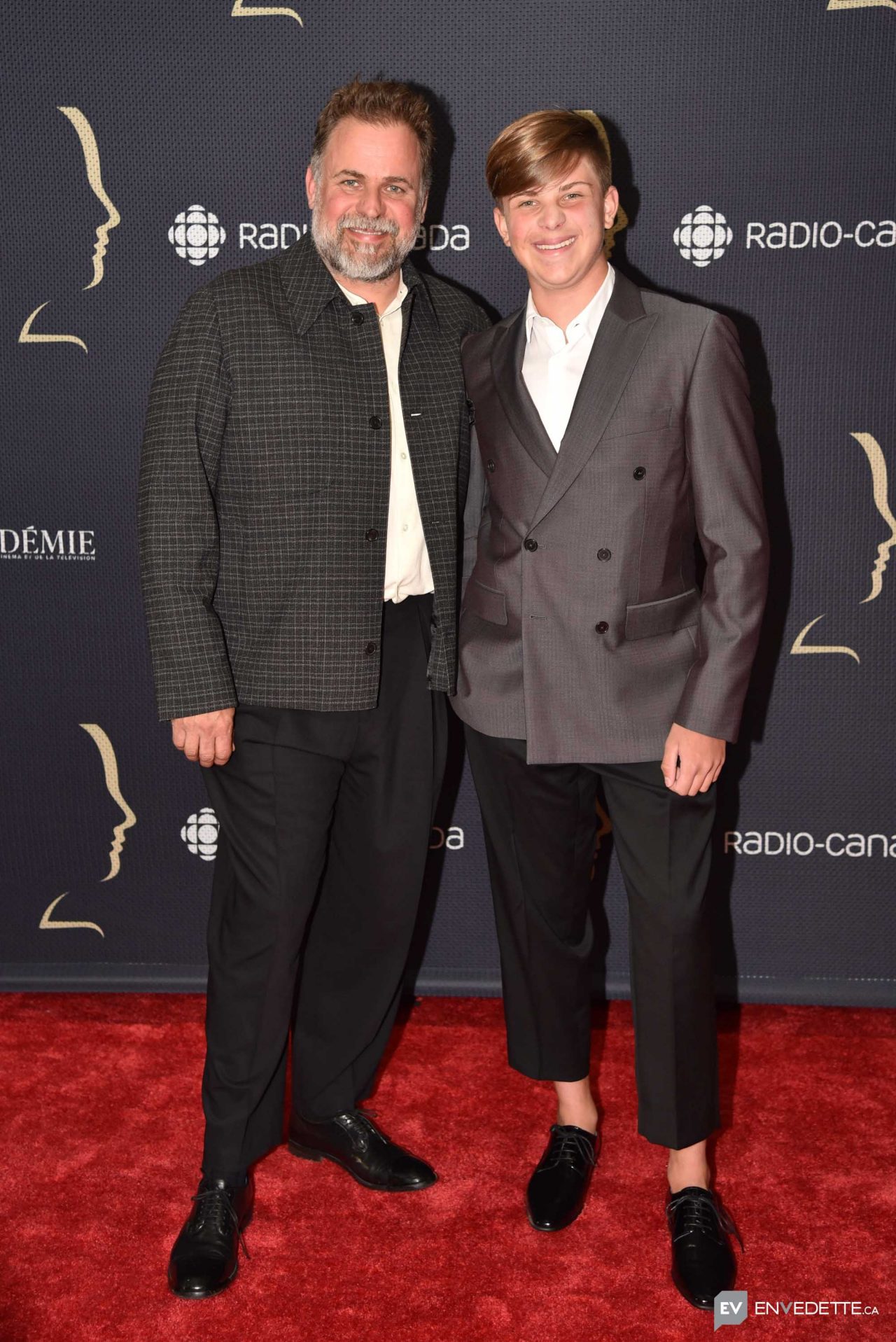 Stéphane Bellavance pose avec son beau grand garçon sur le tapis rouge