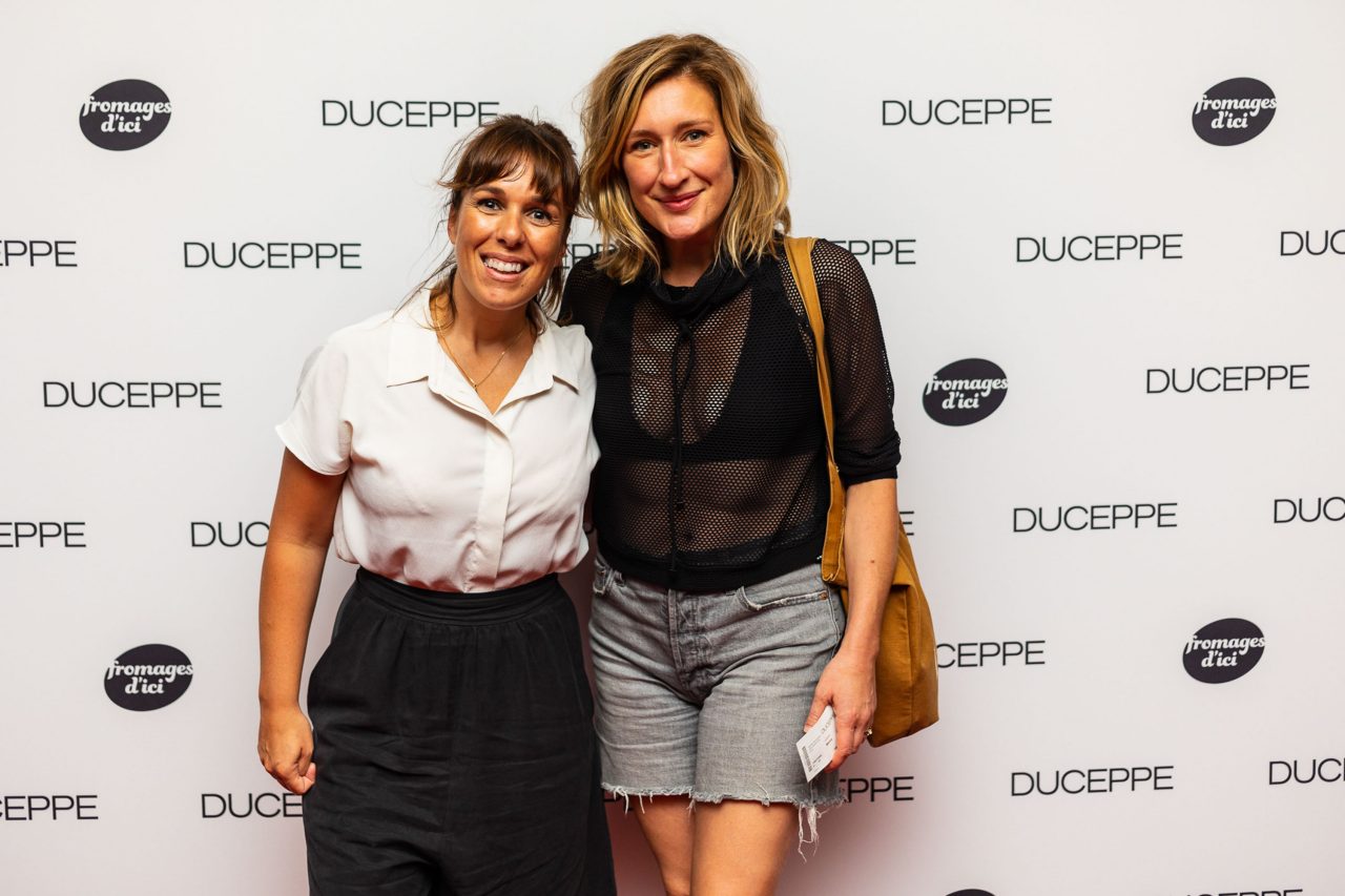 Tapis rouge bondé pour la première de la pièce Mama!