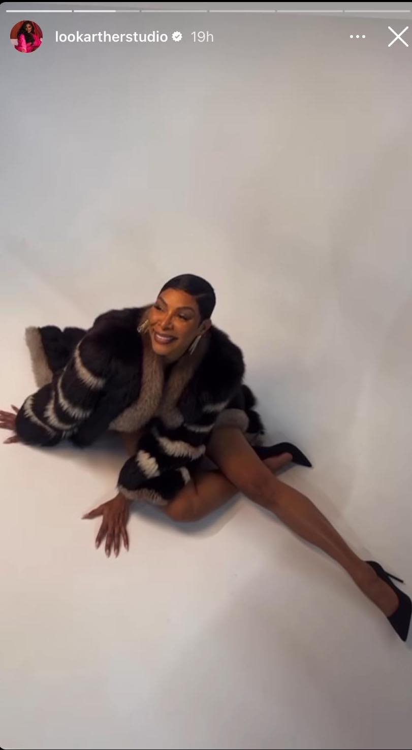 Varda Etienne pose jambes nues dans un manteau de fourrure