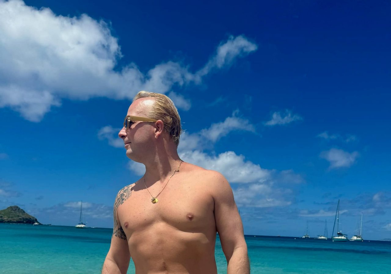 Yannick Nézet-Séguin et son chum se prélassent sous le soleil ardent, voyez les photos