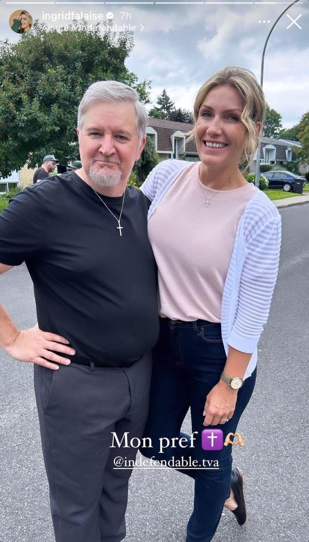 Ingrid Falaise pose avec sa covedette Benoît Brière sur le plateau d ...