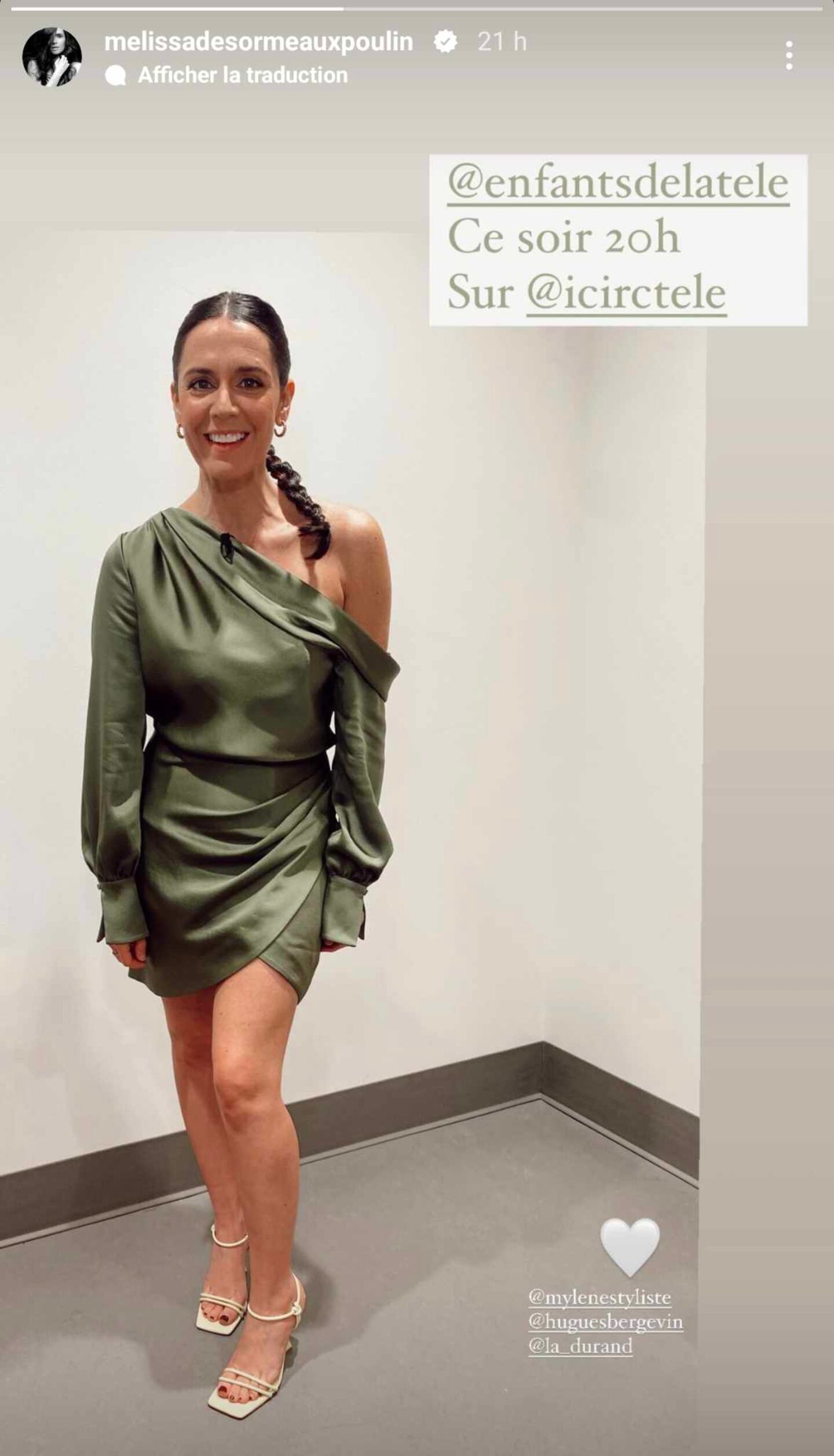 Mélissa Désormeaux-Poulin séduisante en robe de satin drapée
