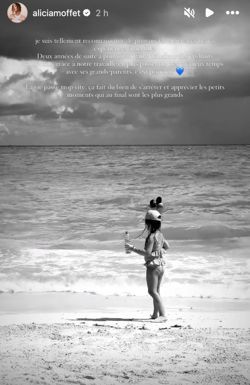 Alicia Moffet partage des moments magiques avec Billie sur une plage du ...