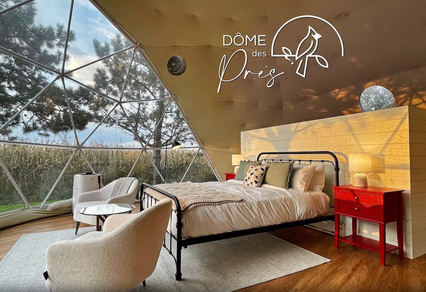 Cette maison comprend un dôme pour dormir à la belle étoile