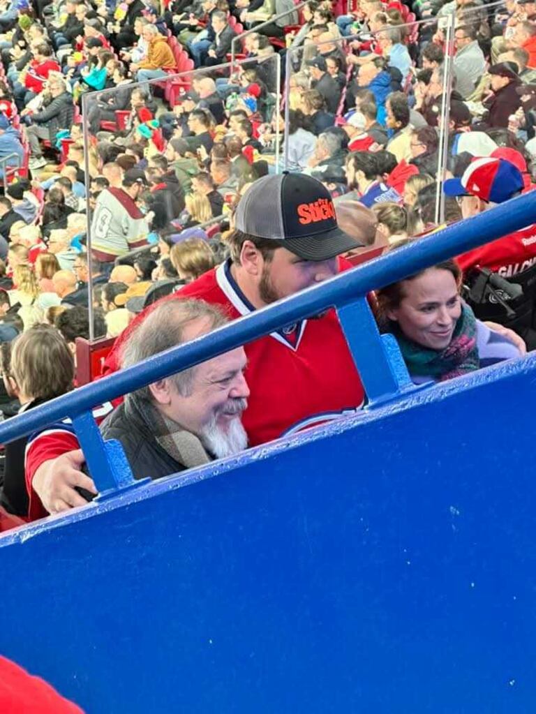 Photo: une fan de STAT repère Manu dans la foule du Centre Bell