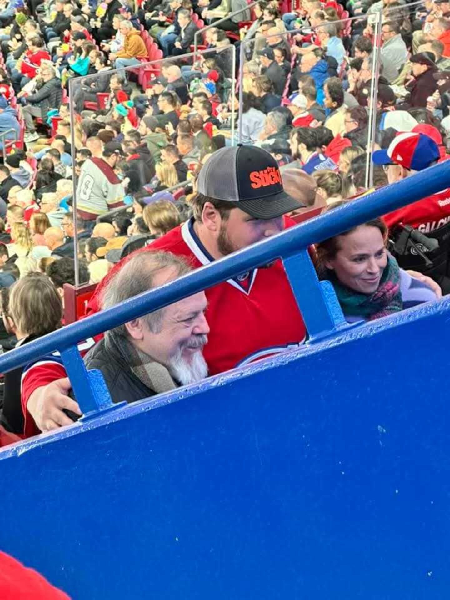 Photo: une fan de STAT repère Manu dans la foule du Centre Bell