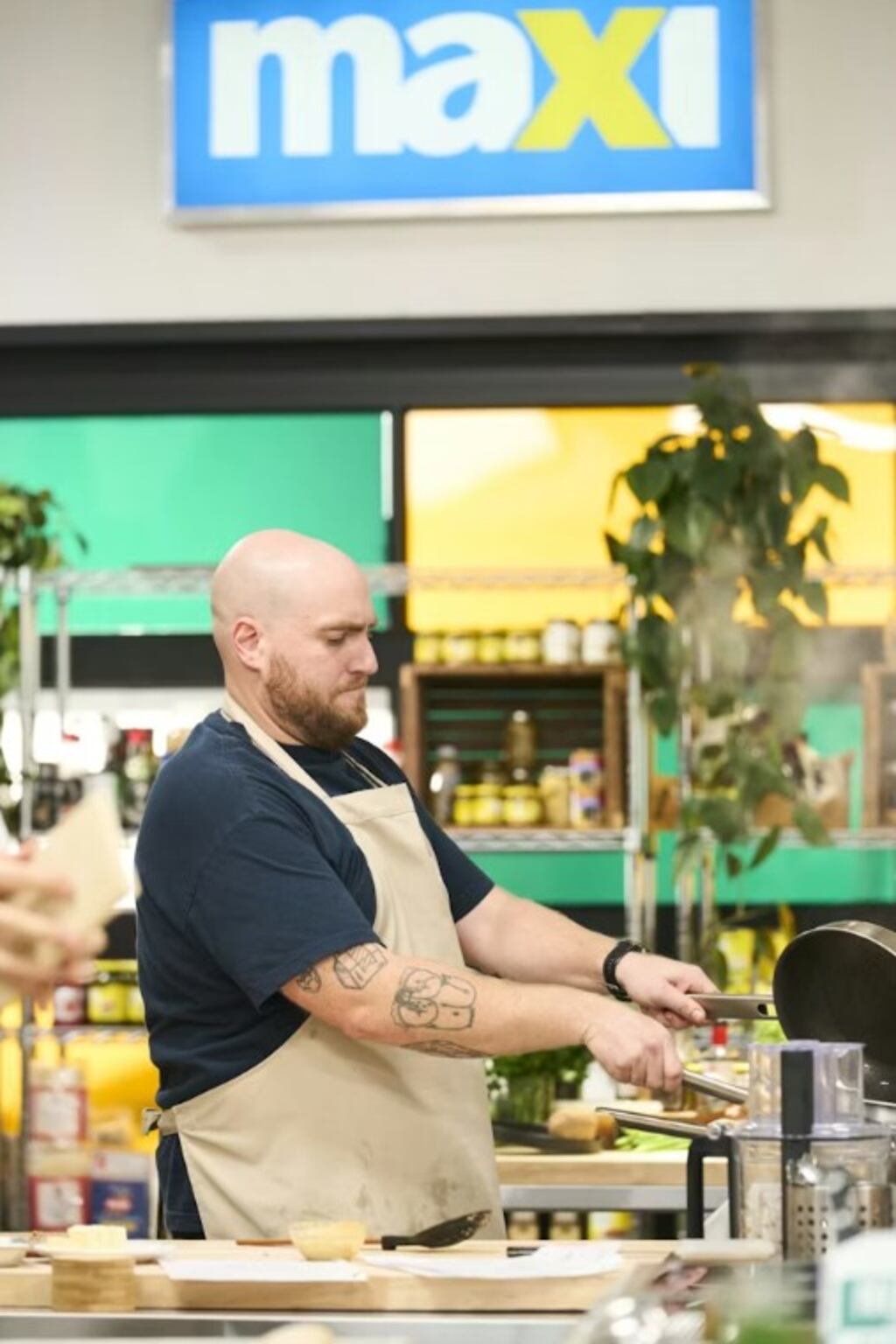 Chef Phil Roy reçoit un coup de main de cette jeune star de la téléréalité