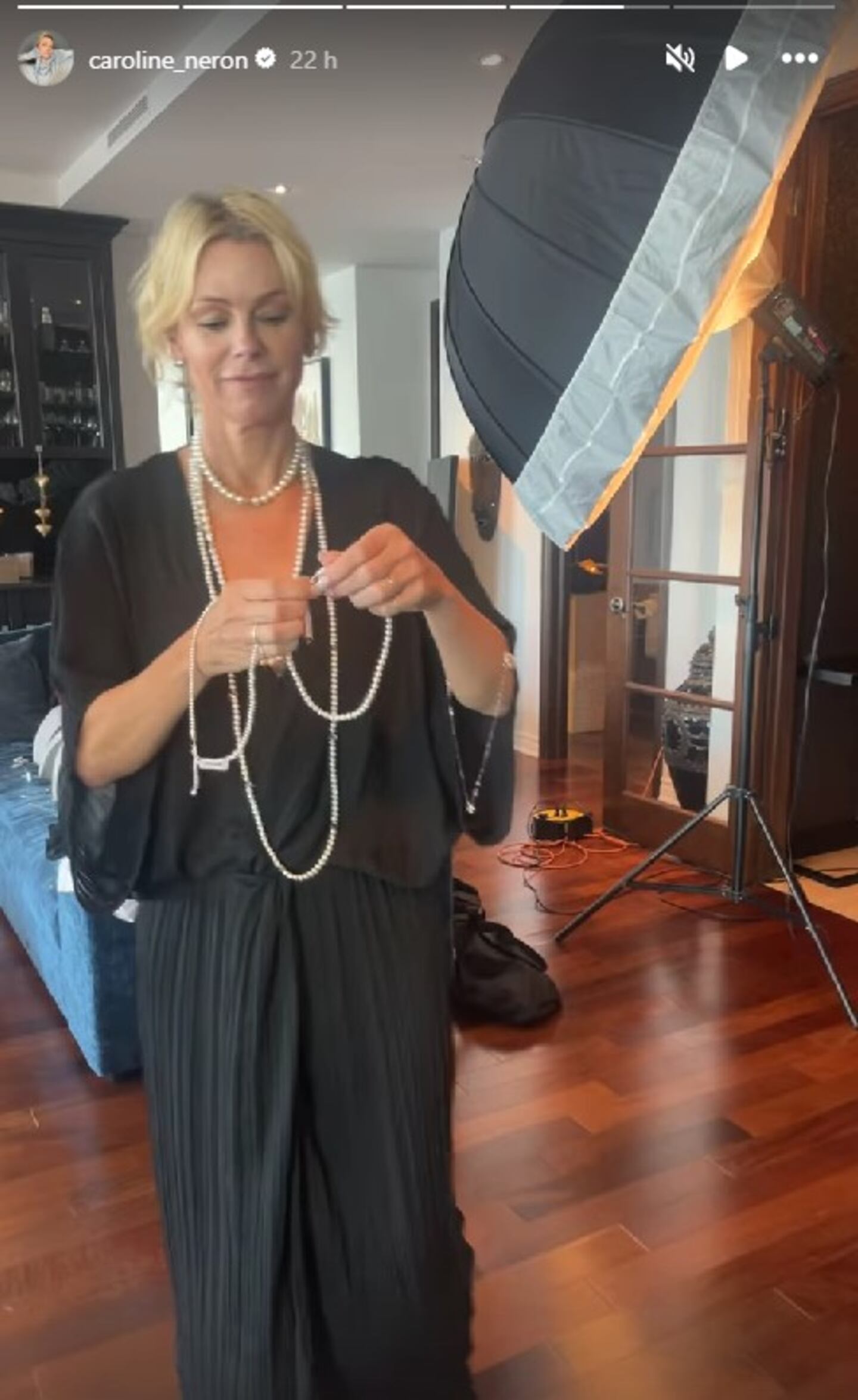 Caroline Néron dévoile sa collection dans une robe sexy à souhait