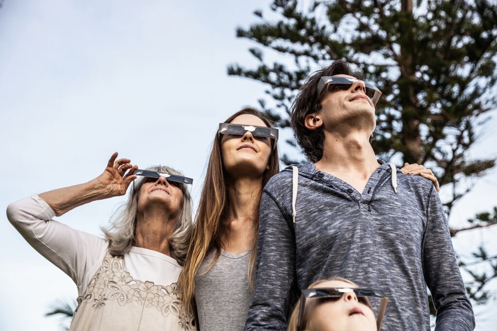 Est-ce que regarder l'éclipse totale peut rendre aveugle?
